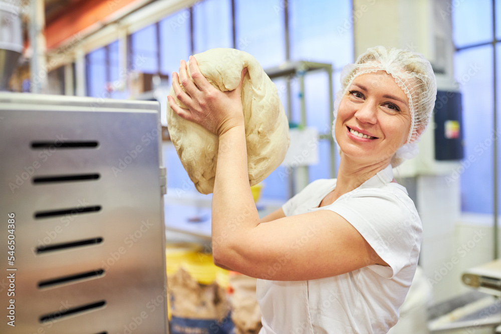 Bäcker Lehrling in der Ausbildung transportiert Teig foto de Stock ...