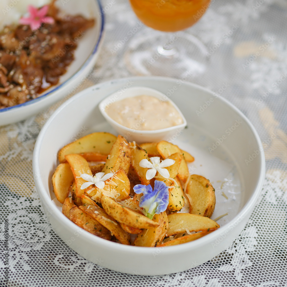 Foto de French Fries. French fries topping with shredded cheddar cheese ...