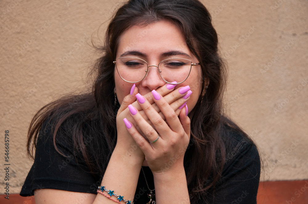 MUJER JOVEN HACIENDO SEÑALES CON SUS MANOS Stock Photo | Adobe Stock