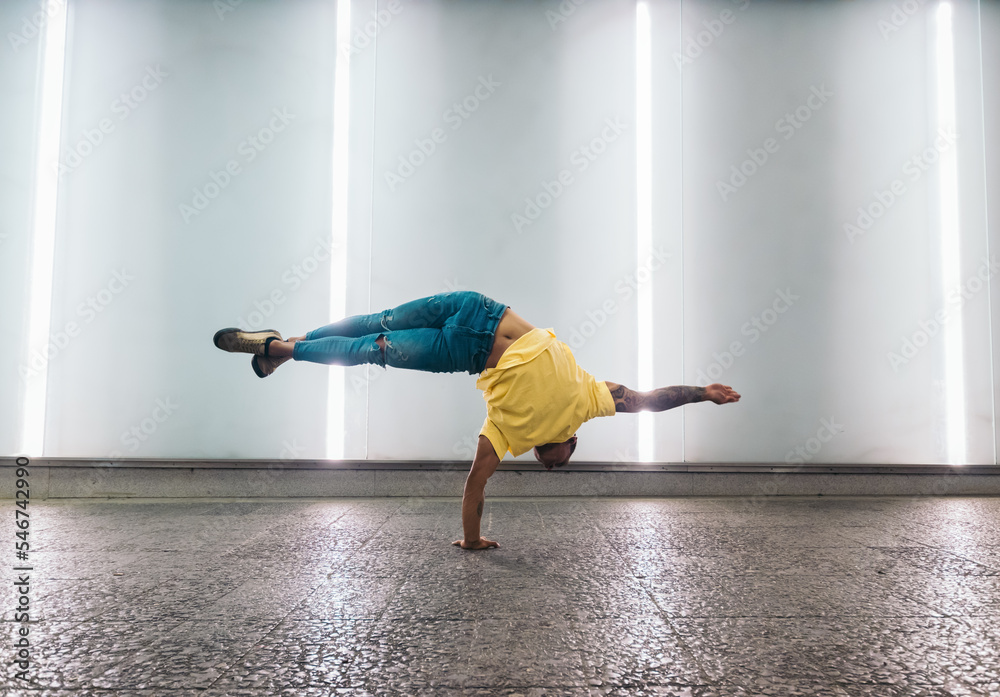 Young man doing one handed handstand and breakdancing Stock Photo ...