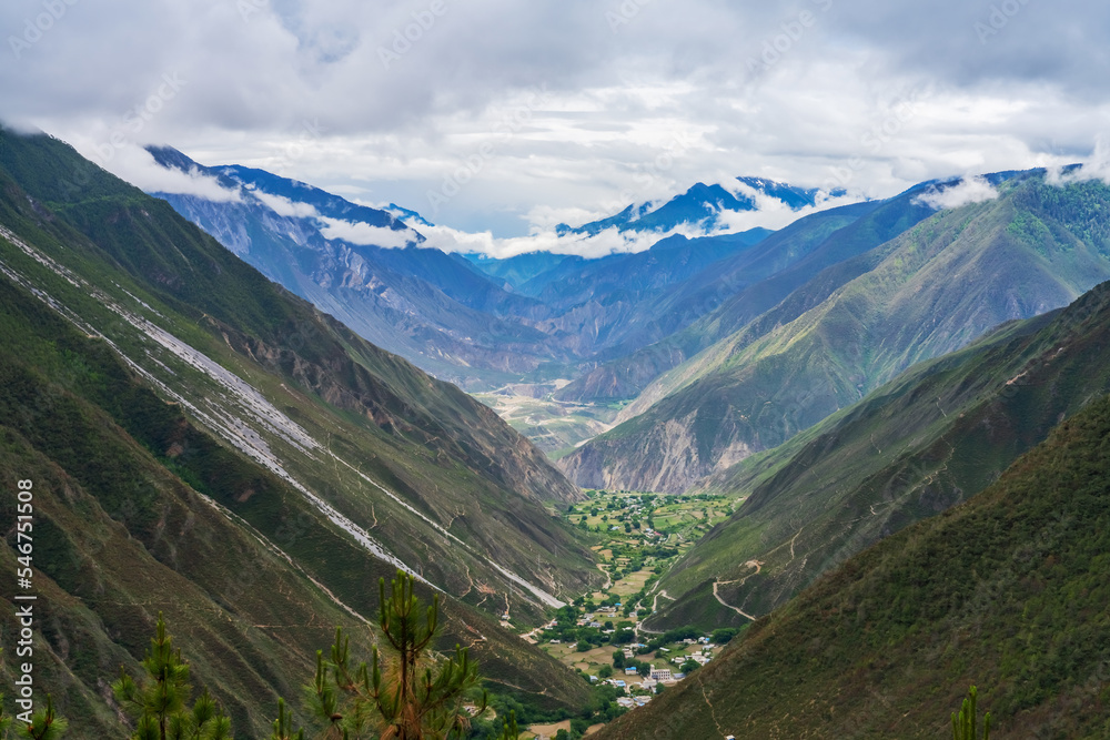 The natural beauty and villages in the Plateau Mountains of Yunnan ...