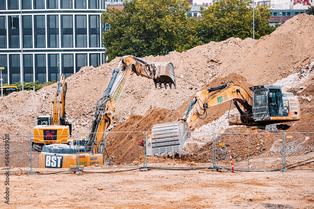 Foto de 27 July 2022, Essen, Germany: Three excavators are working on a ...