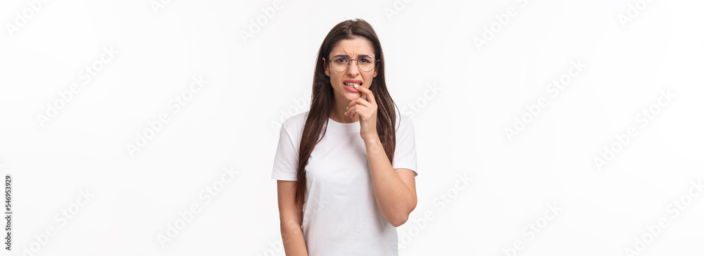 Foto Stock Waist-up portrait of embarrassed young cute girl feel ...