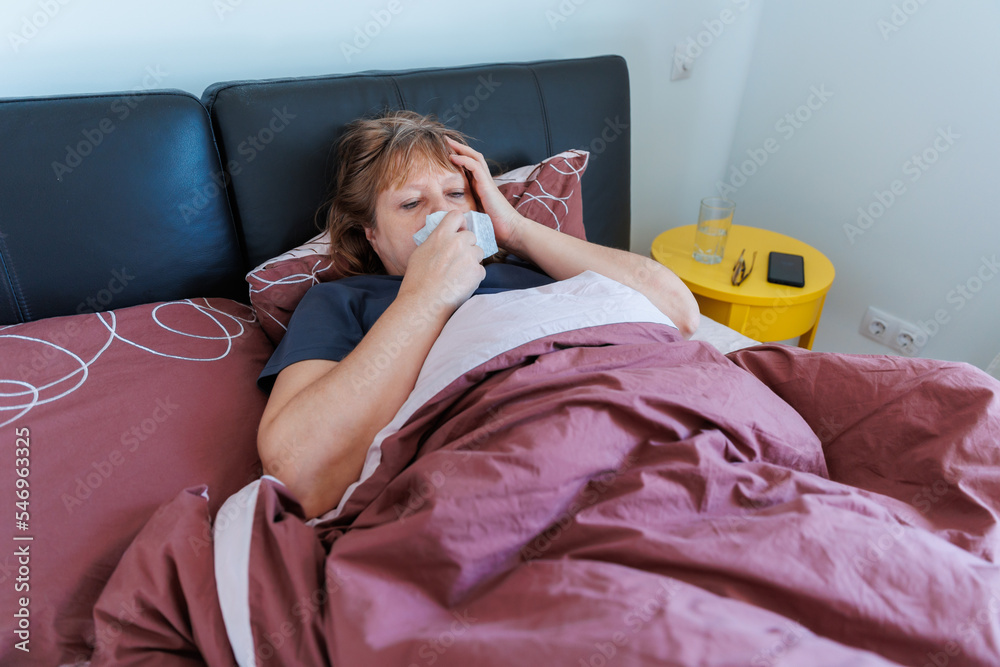 Foto Stock Sick old woman lying in bed at home feel sick suffer from ...