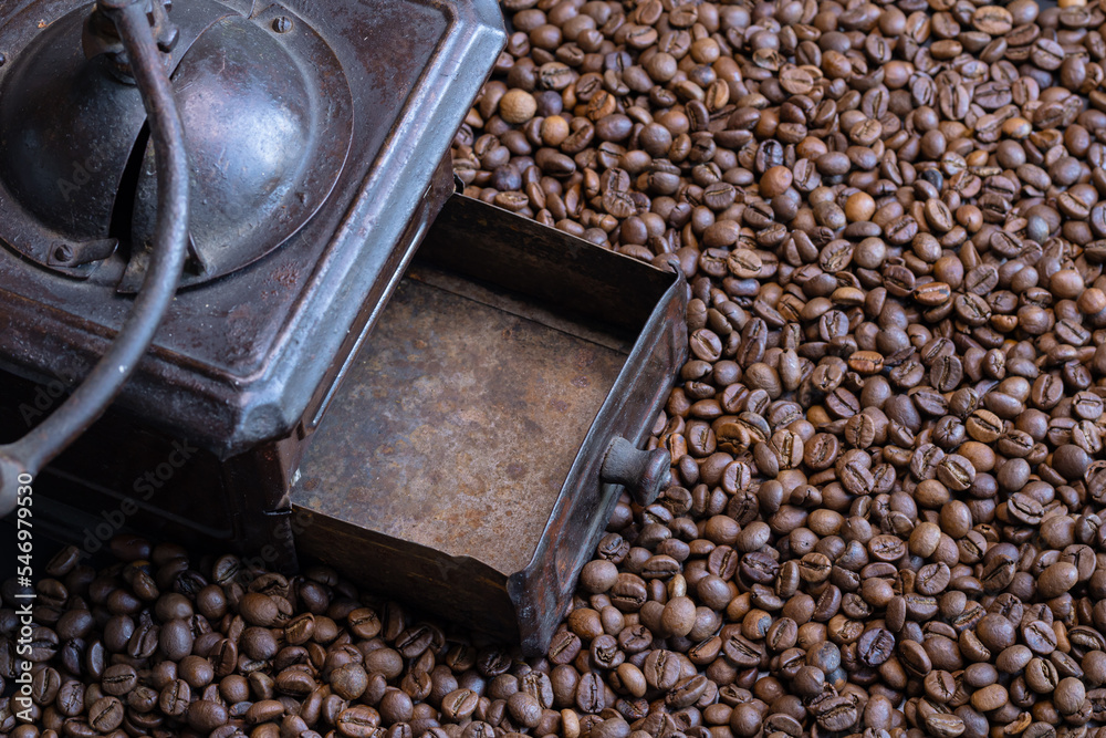 Antiguo molinillo de café moliendo café de origen colombiano, con olor ...