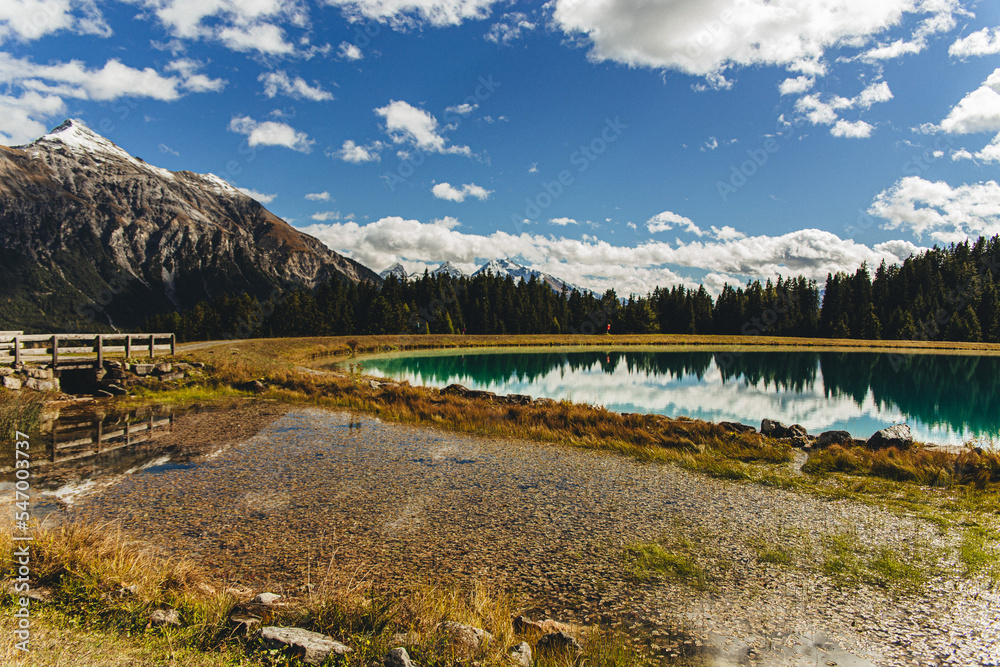 Foto de blauer Alpensee mit Aussicht in den Bergen der Schweiz do Stock ...