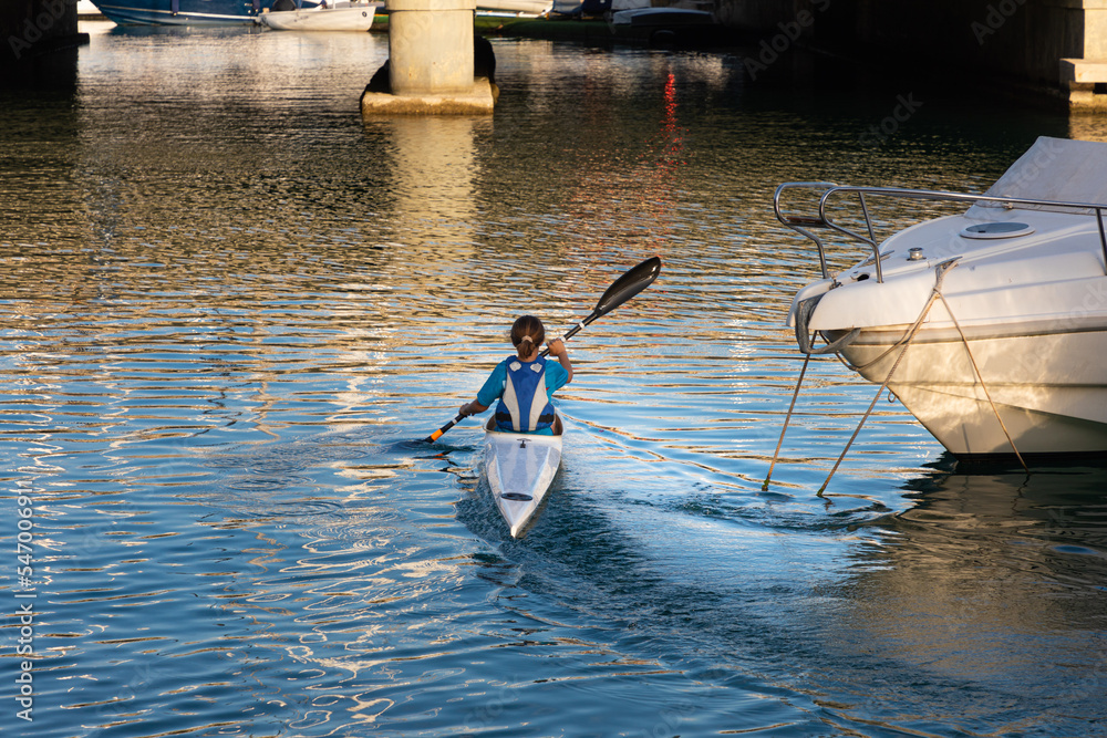Kayak en Mallorca: chica practicando piraGúismo en un puerto deportivo ...