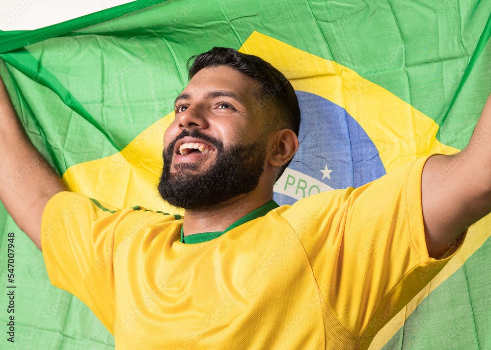 torcedor brasileiro torcendo feliz com bandeira do brasil Stock Photo ...