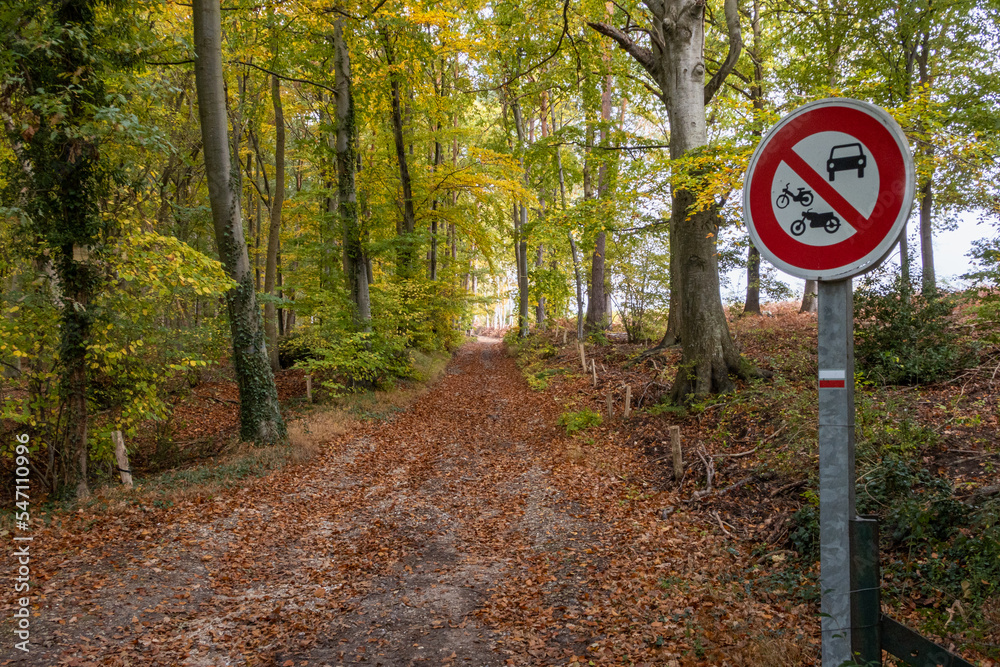 Panneau d'interdiction de circulation aux engins à moteurs sur un ...