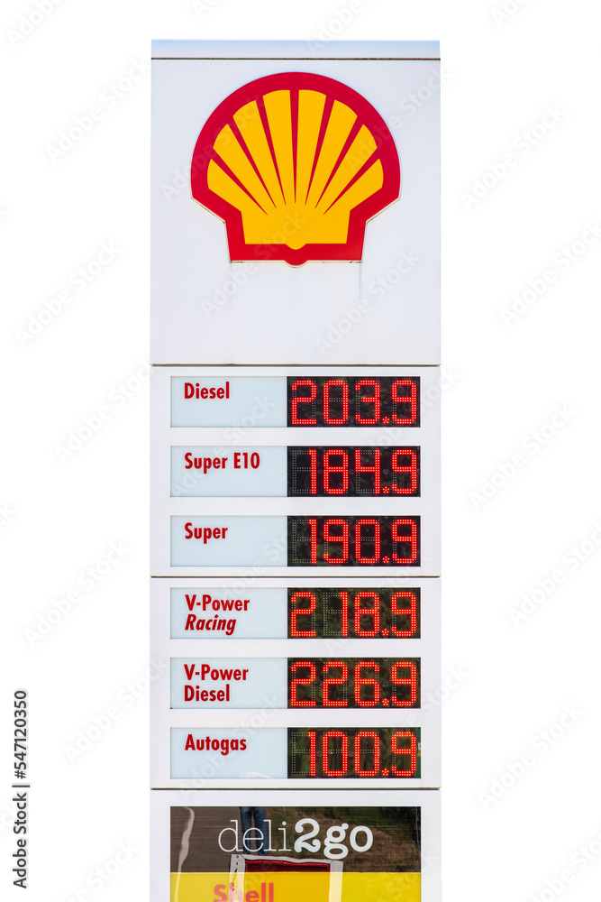 Benzinpreis an einer Shell Tankstelle foto de Stock | Adobe Stock