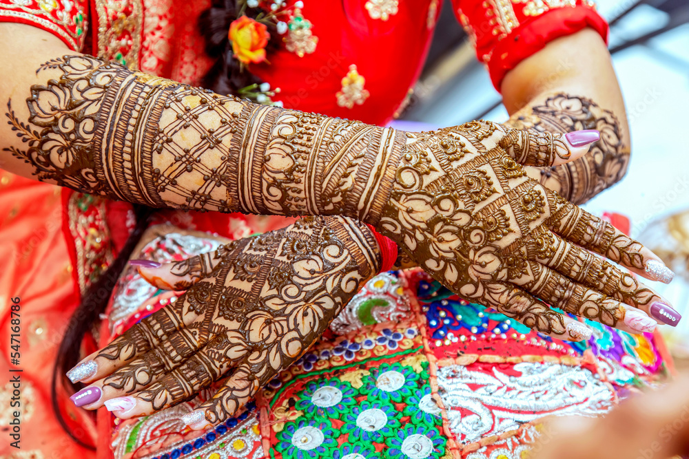 Beautiful henna design on the hand of a Hindu bride on her wedding eve ...