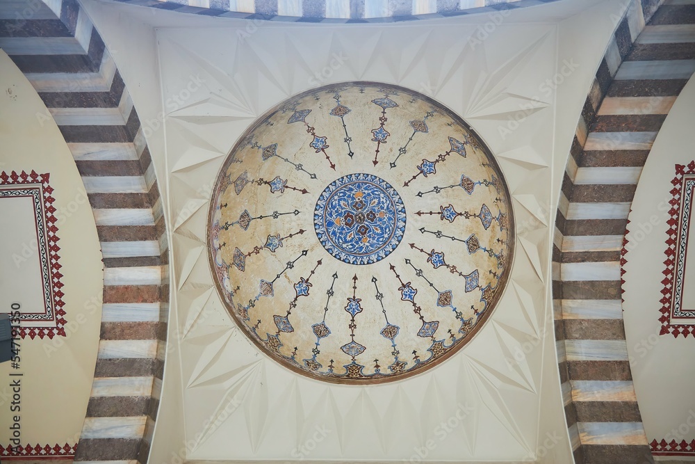 Foto de ISTANBUL, TURKEY - NOVEMBER 25, 2021: Suleymaniye Mosque ...