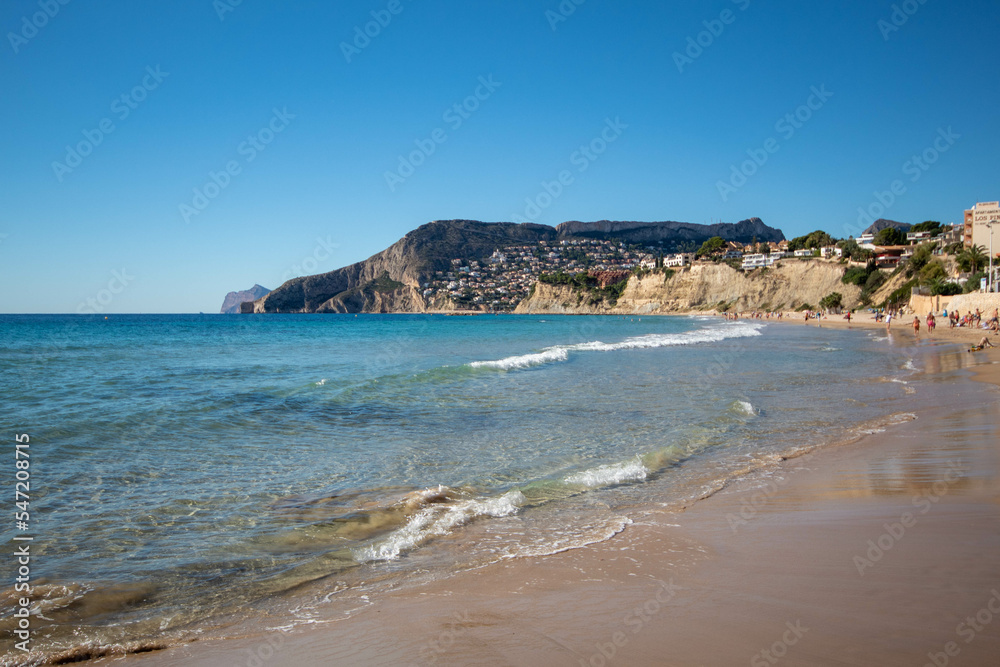 Foto de Panorámica de la playa del pueblo de Calpe con el cristalino ...