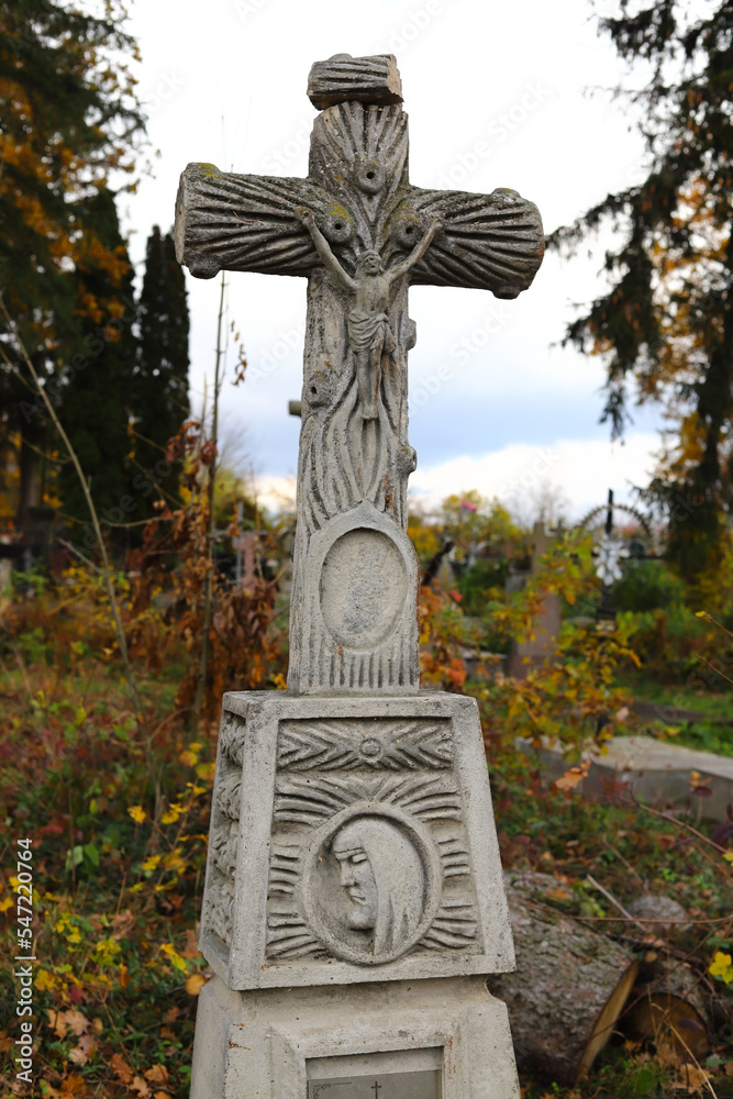 Foto de Old cemetery. Old neglected, mutilated figures of saints and ...