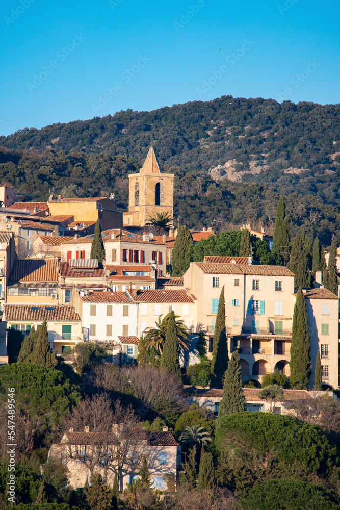 L'église Saint-Michel de Grimaud, village médiéval dans le Var, en ...