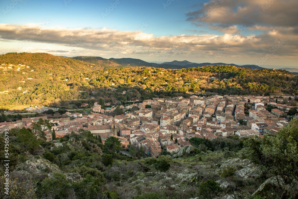 La Garde-Freinet, village au cœur du Massif des Maures, dans le Var, en ...