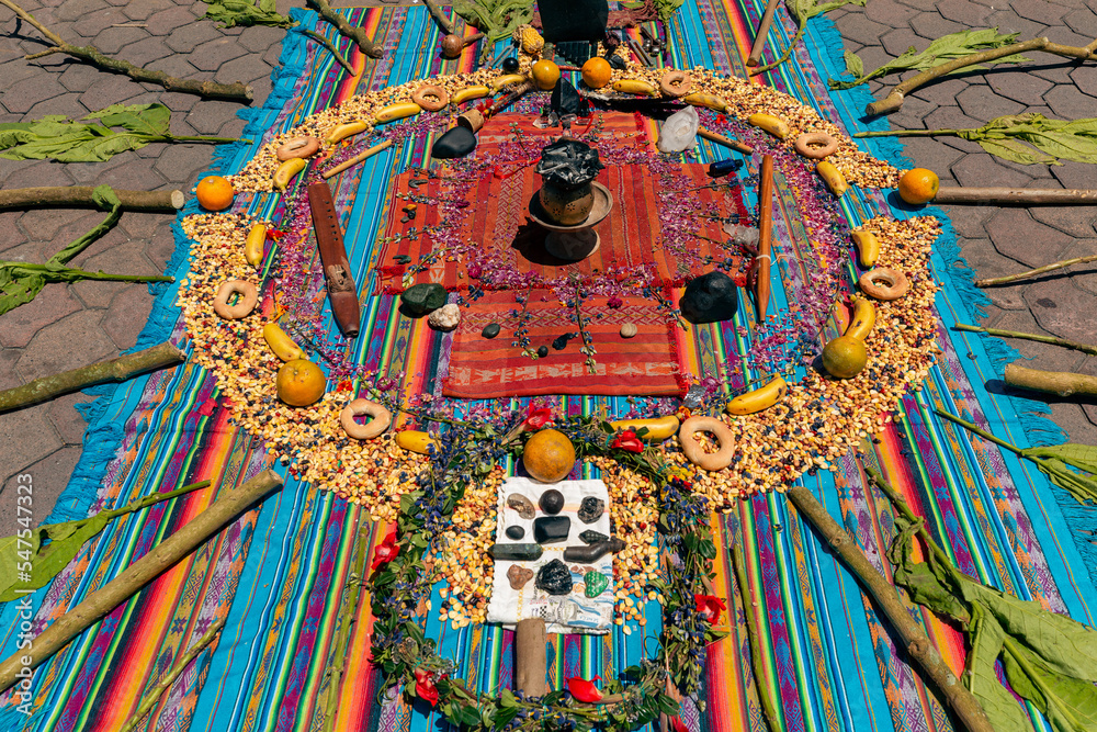 Ritual indígena andino en Otavalo Ecuador Sur America donde comparten ...