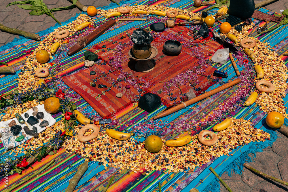 Ritual indígena andino en Otavalo Ecuador Sur America donde comparten ...