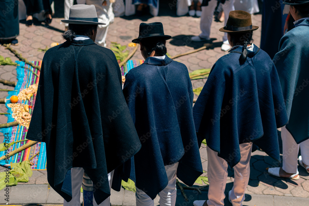 Ritual indígena andino en Otavalo Ecuador Sur America donde comparten ...
