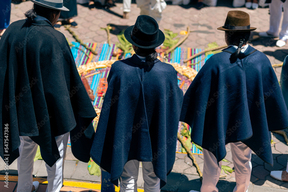 Ritual indígena andino en Otavalo Ecuador Sur America donde comparten ...