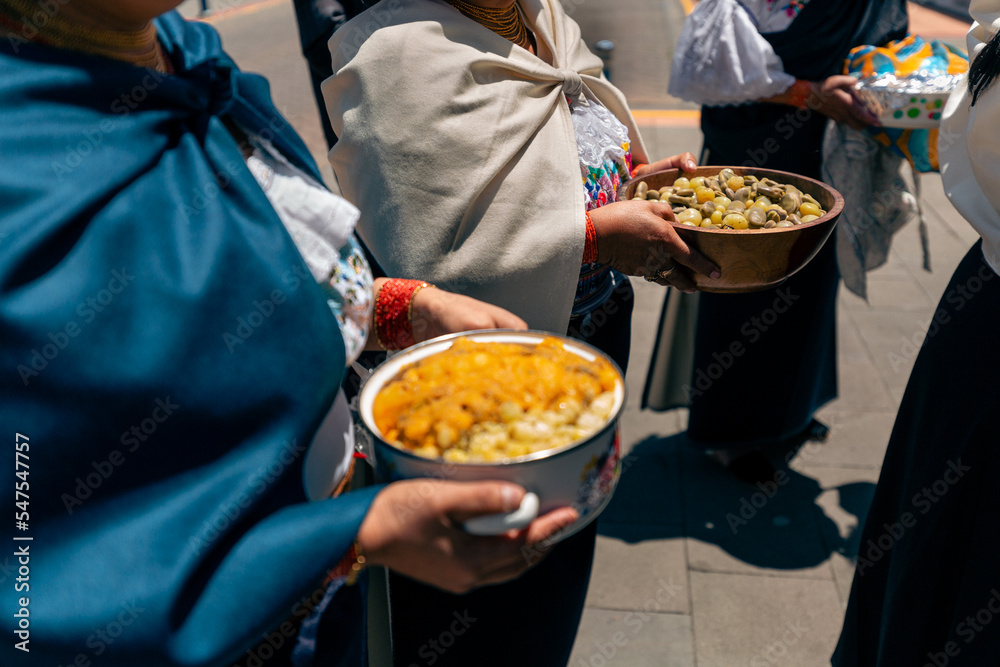 Ritual indígena andino en Otavalo Ecuador Sur America donde comparten ...