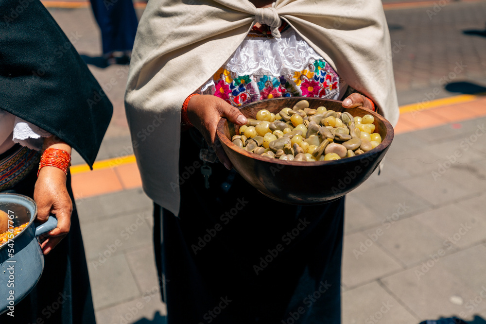 Ritual indígena andino en Otavalo Ecuador Sur America donde comparten ...