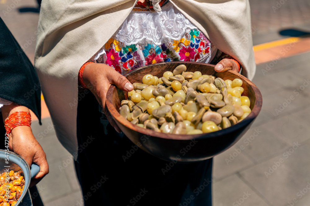 Ritual indígena andino en Otavalo Ecuador Sur America donde comparten ...