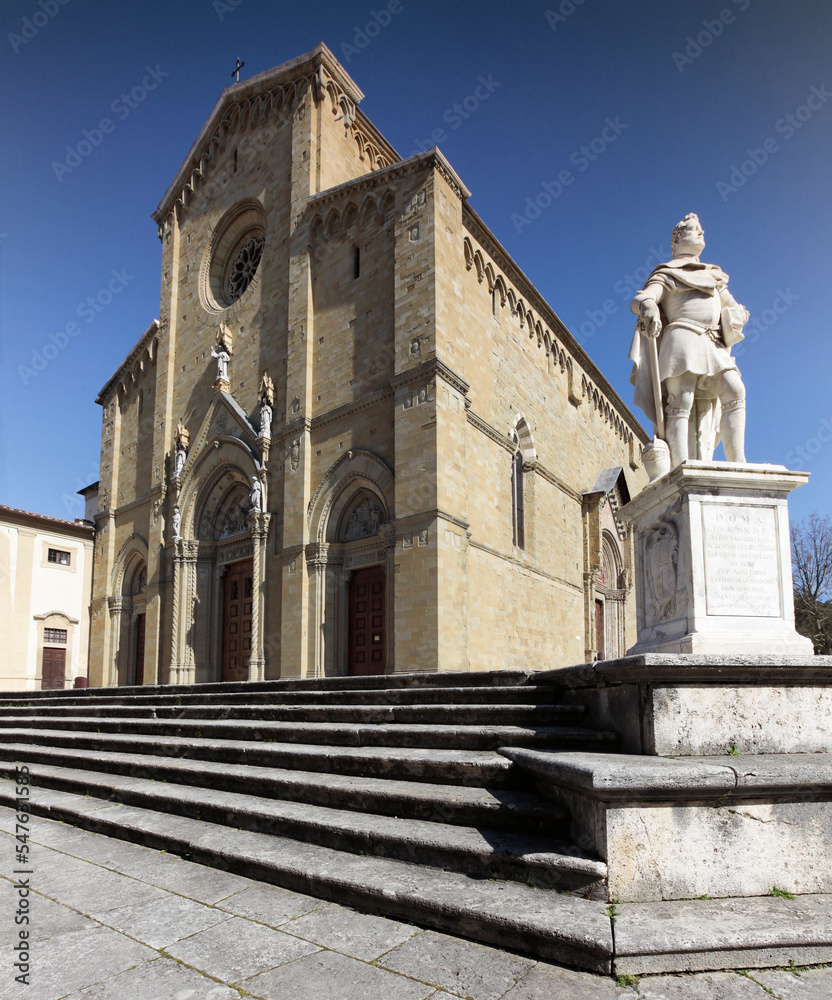 Arezzo. Cattedrale dei Santi Pietro e Donato con monumento a Ferdinando ...