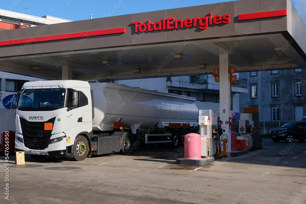 Vannes, France, 18 novembre 2022 : Camion citerne ravitaillant une ...