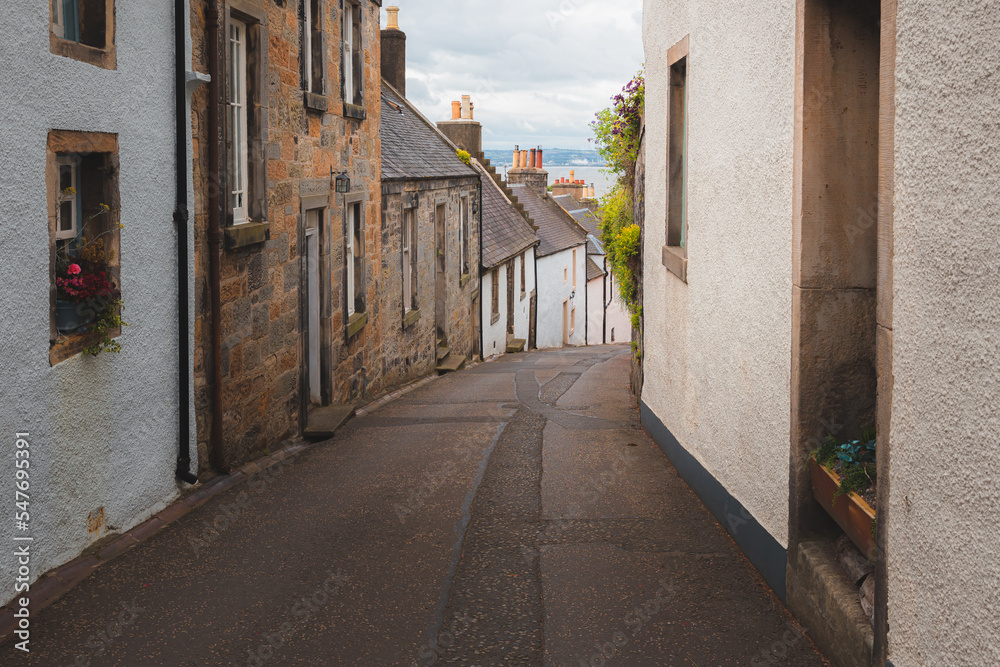 Poster A charming, historic street in Culross, Scotland, lined with ...