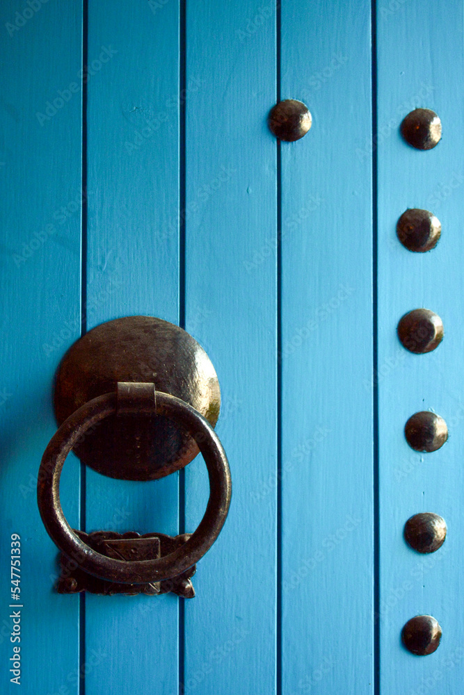 Detalle de una puerta de madera pintada de azul turquesa Stock Photo ...