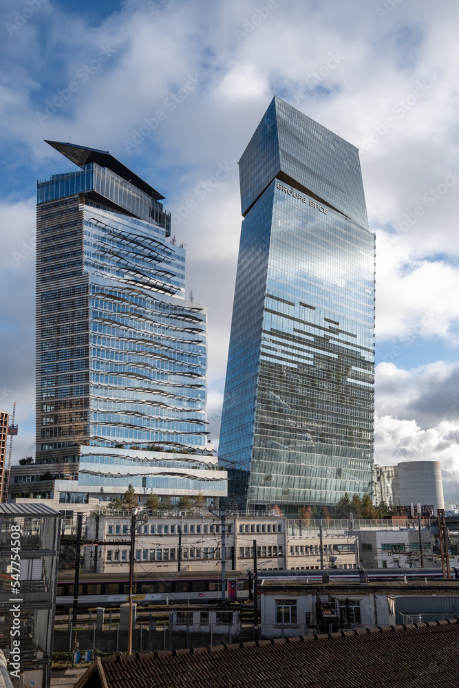 Foto de Paris, France - 18 novembre 2022: vue extérieure des tours ...