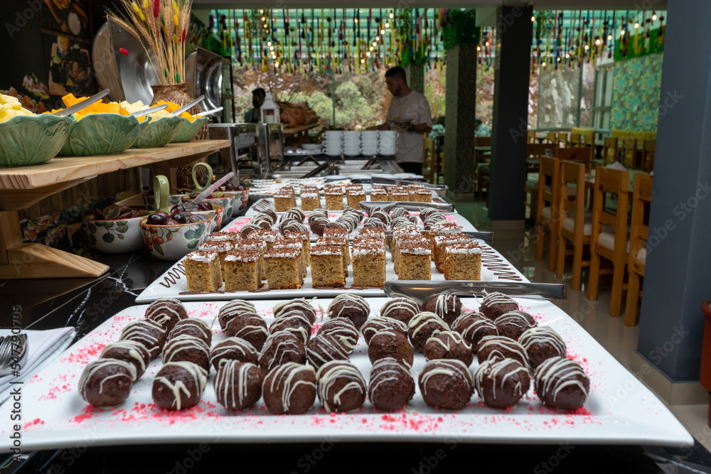 Buffet de comida típica del Perú en un restaurante tradicional em la ...