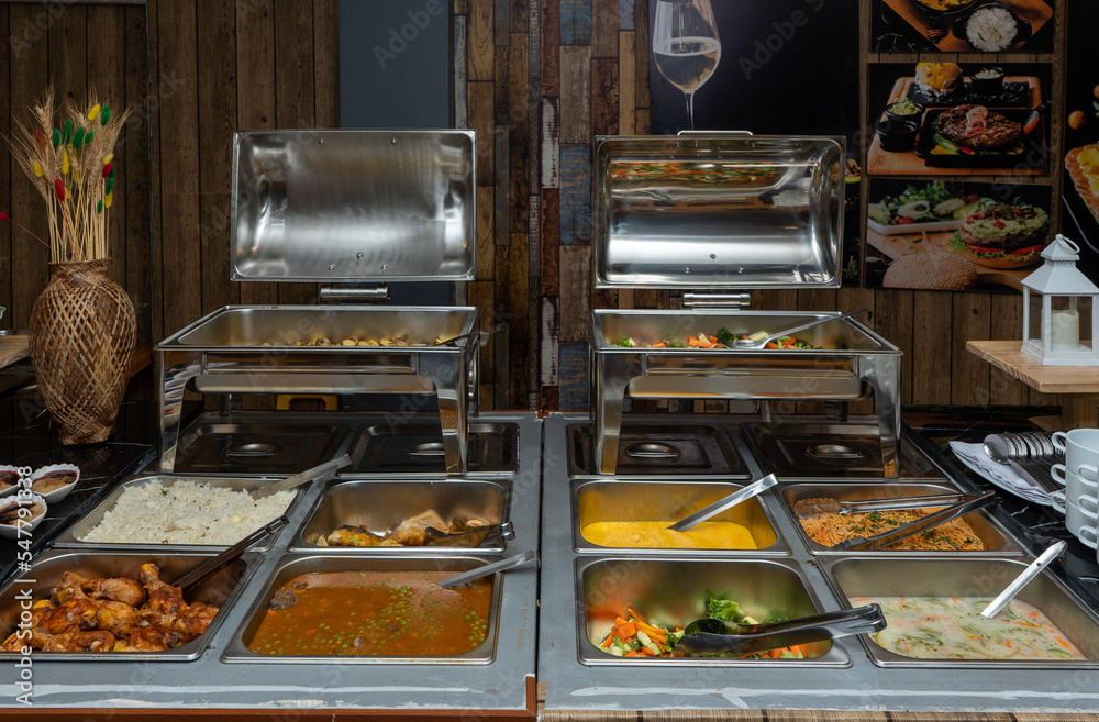Buffet de comida típica del Perú en un restaurante tradicional em la ...