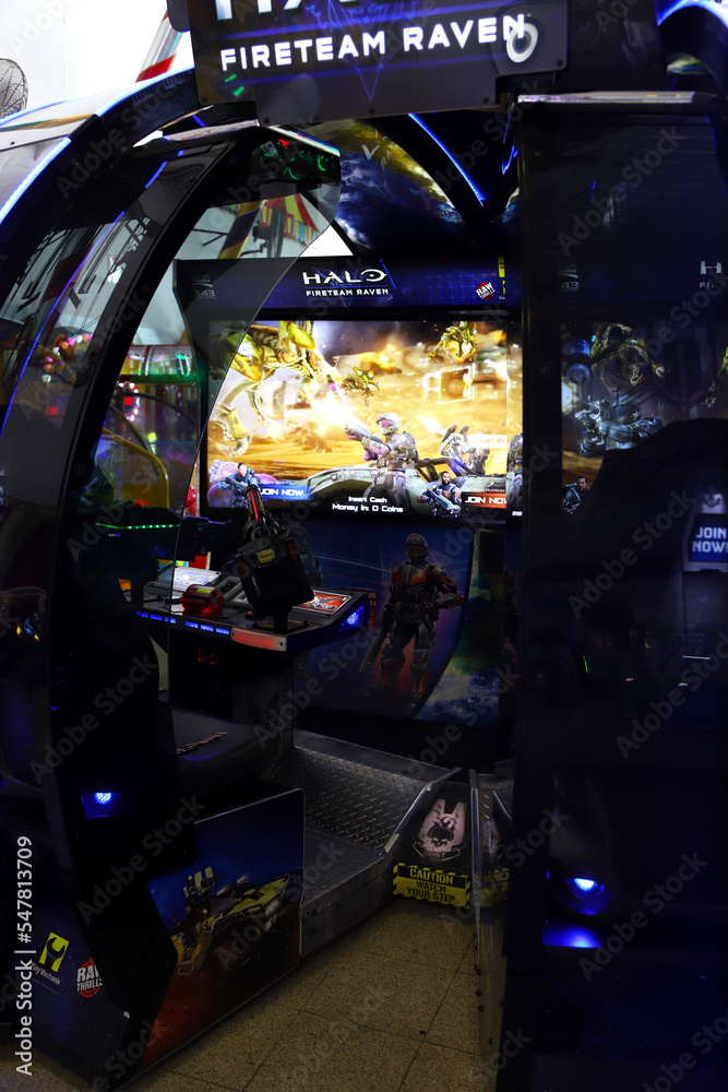 Foto de Halo Fireteam Raven arcade cabinet. Arcade game room. Video ...