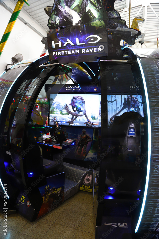 Halo Fireteam Raven arcade cabinet. Arcade game room. Video game park ...