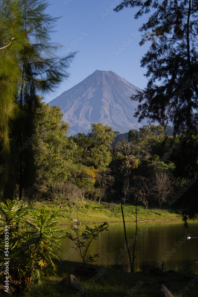 un enorme volcán en medio de los árboles, un lugar único para admirar la naturaleza Stock Photo ...