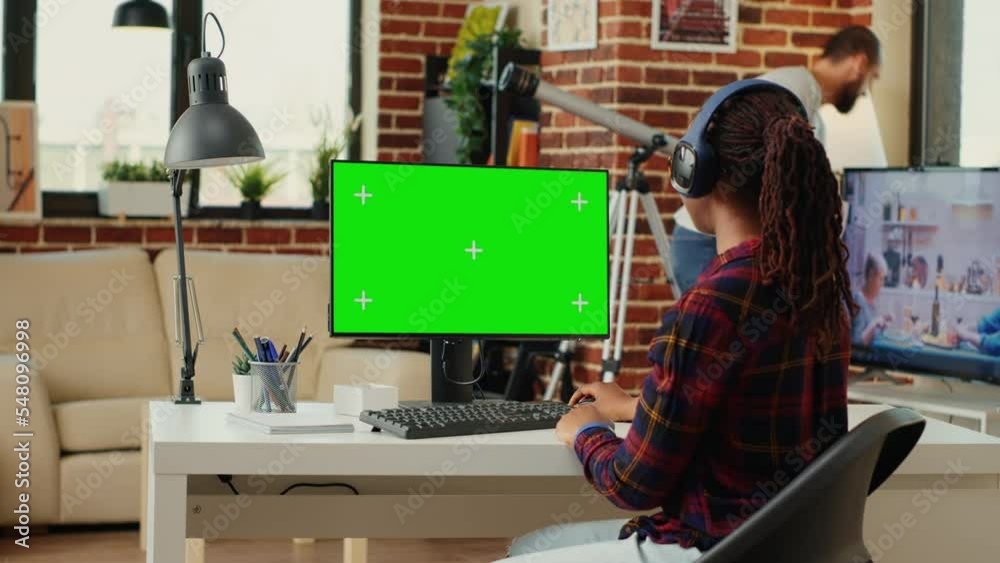 Vidéo Stock African american person working with greenscreen and ...