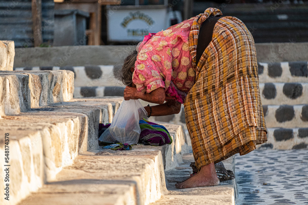 mujer realizando ofrendas mayas, Iglesia católica Colonial, San ...