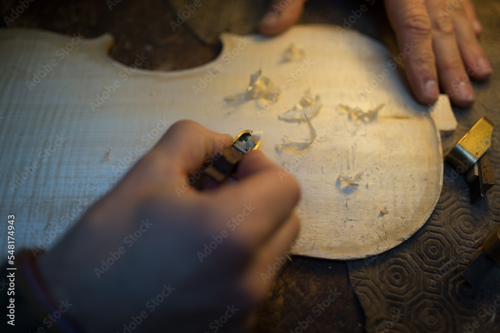 Luthier rabote une table de violon A luthier planes a violin table ...