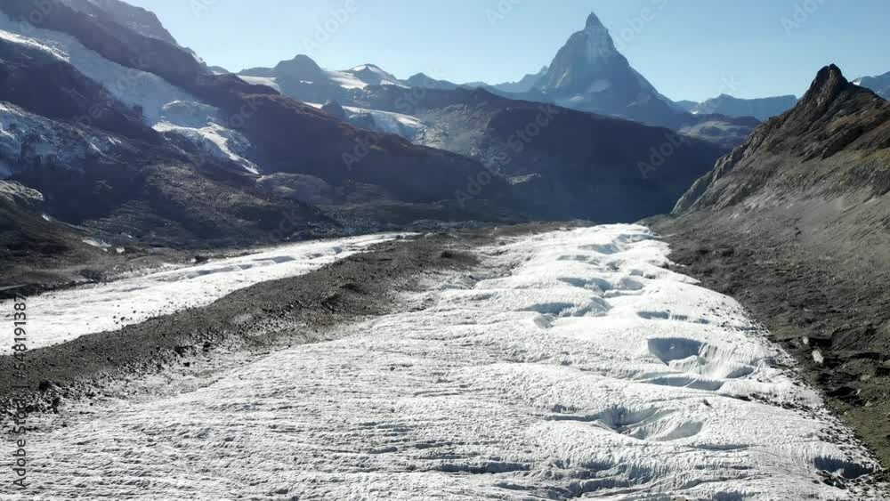 Vidéo Stock Aerial flyover over the moraines and crevasses of the ...