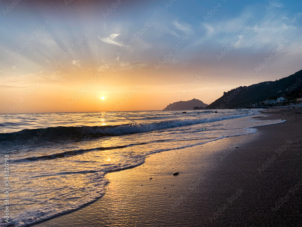 Tramonto in grecia, agios gordios, corfu, Paleokastritsa. Alcune delle ...