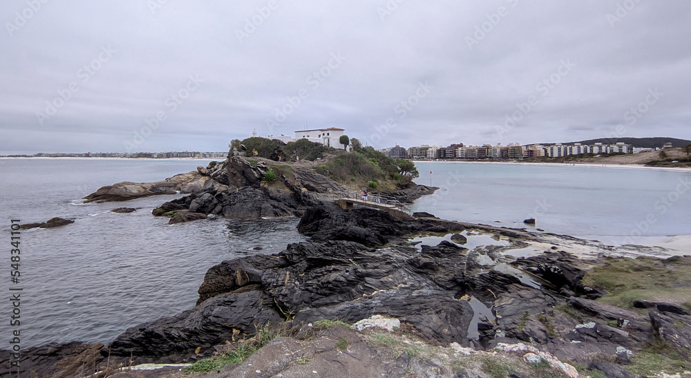 Vista do forte da Praia do Forte, grandes rochas, céu azul com nuvens ...