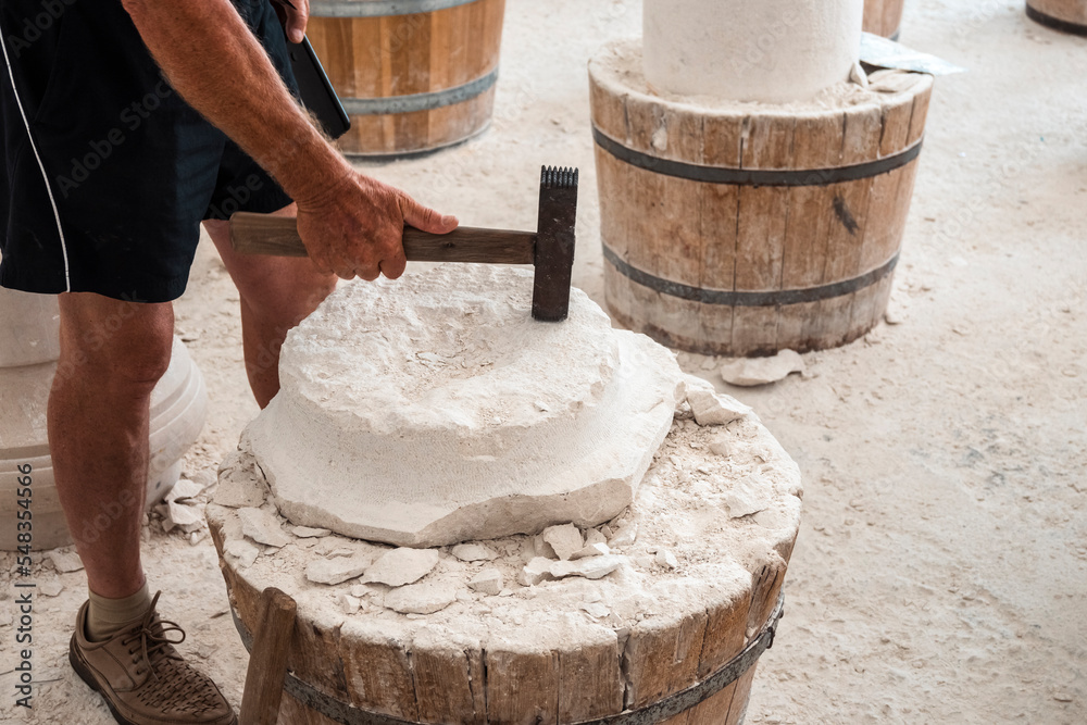 Foto de Lesson in the Pucisca stone masonry school of using different ...