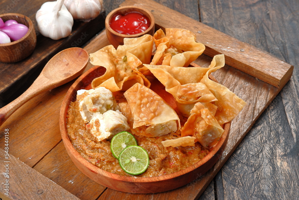 Foto de batagor,is a street food that is very popular in Indonesia.made ...