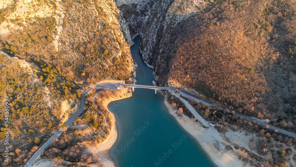 Le pont du Galetas, dans les Gorge du Verdon, face au lac de Sainte ...