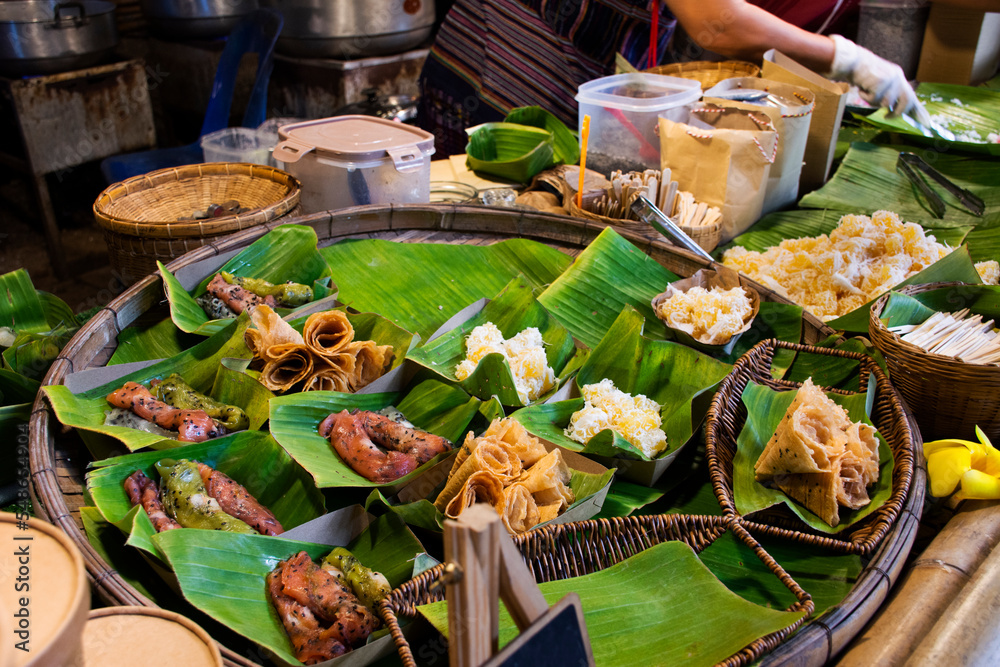 Foto de Thai karen ethnic people cooking traditional local food snack ...