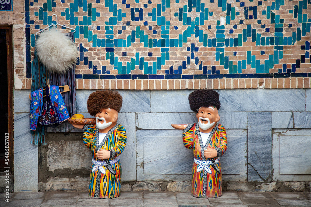 Ceramic figures of Uzbek old men in traditional clothes. Uzbekistan ...
