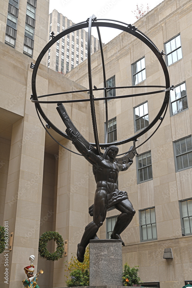 Atlas, bronze statue in front of Rockefeller Center before Christmas ...