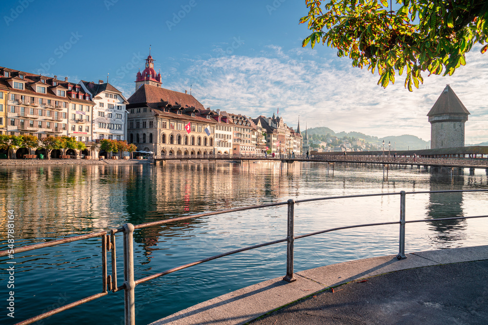 Historische Altstadt von Luzern direkt an der Reuss foto de Stock ...
